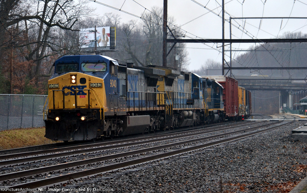 CSX C44-9W 9040 leads Q418-14